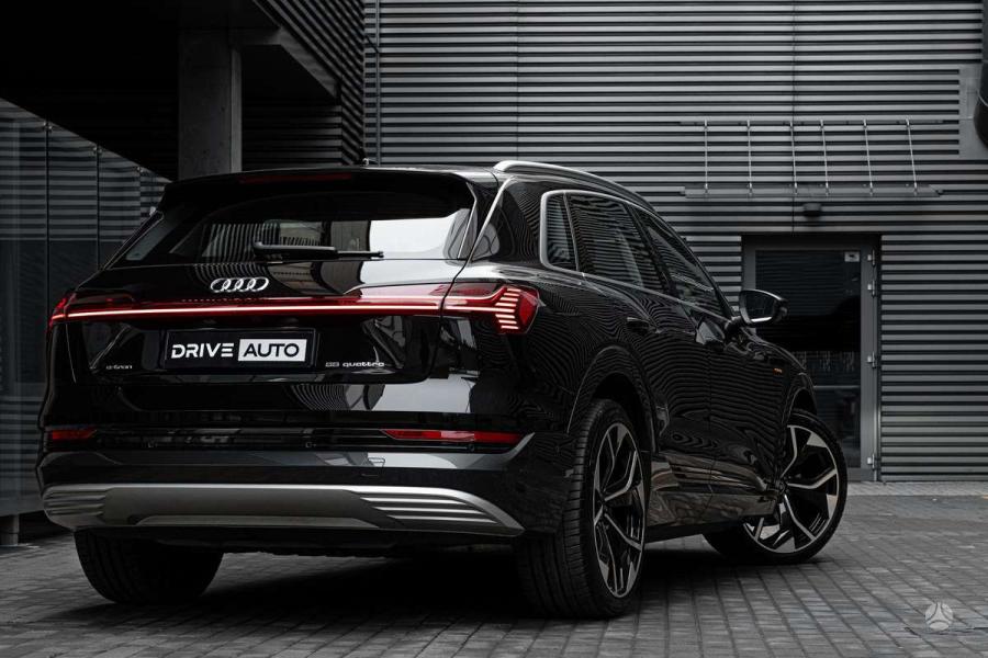 Черный Ауди E-Tron 2022 в Вильнюс, объемом двигателя 0.00 л и пробегом 35 тыс. км за 35900 €, фото 3 на AUTOMOTO.COM.LV