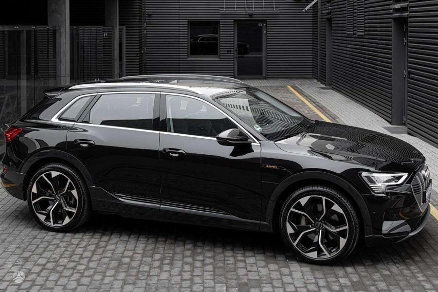 Черный Ауди E-Tron 2022 в Вильнюс, объемом двигателя 0.00 л и пробегом 35 тыс. км за 35900 €, фото 4 на AUTOMOTO.COM.LV