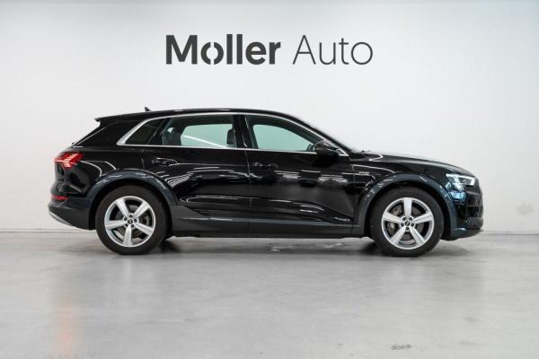 Black Audi E-Tron 2022 in Vilnius, with an engine capacity of 0.00 L and mileage of 65 thousand km for 32900 €, photo 8 on AUTOMOTO.COM.LV