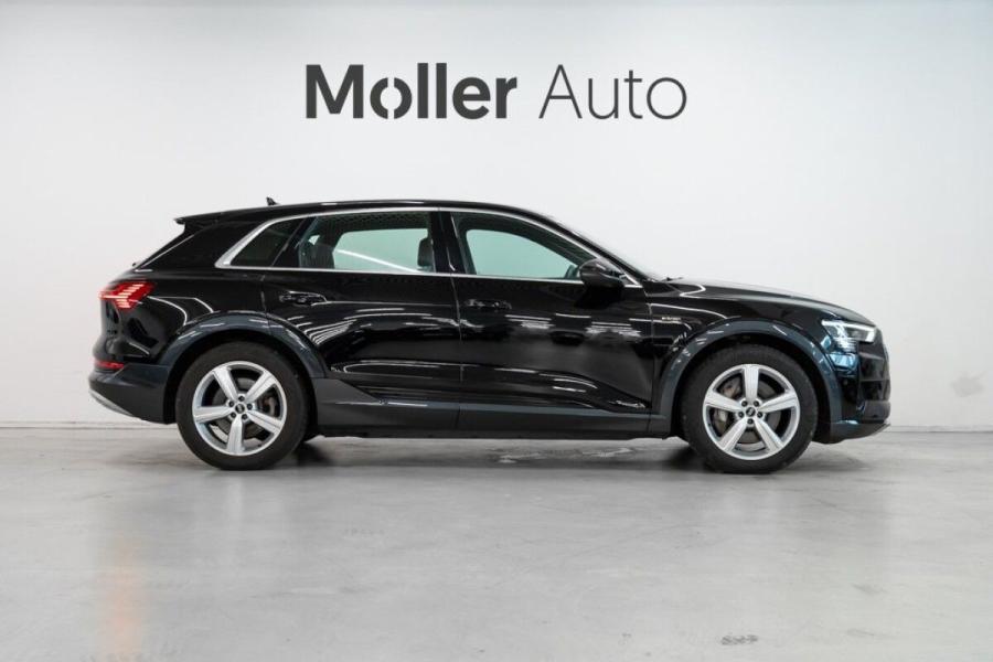 Black Audi E-Tron 2022 in Vilnius, with an engine capacity of 0.00 L and mileage of 65 thousand km for 32900 €, photo 9 on AUTOMOTO.COM.LV