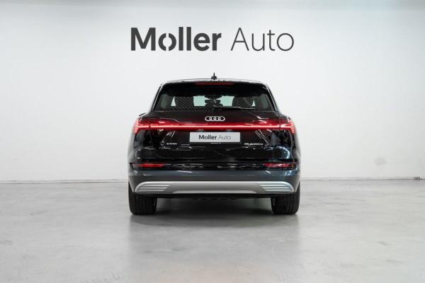 Black Audi E-Tron 2022 in Vilnius, with an engine capacity of 0.00 L and mileage of 65 thousand km for 32900 €, photo 10 on AUTOMOTO.COM.LV