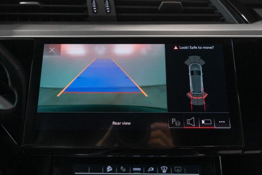 Black Audi E-Tron 2022 in Vilnius, with an engine capacity of 0.00 L and mileage of 65 thousand km for 32900 €, photo 18 on AUTOMOTO.COM.LV