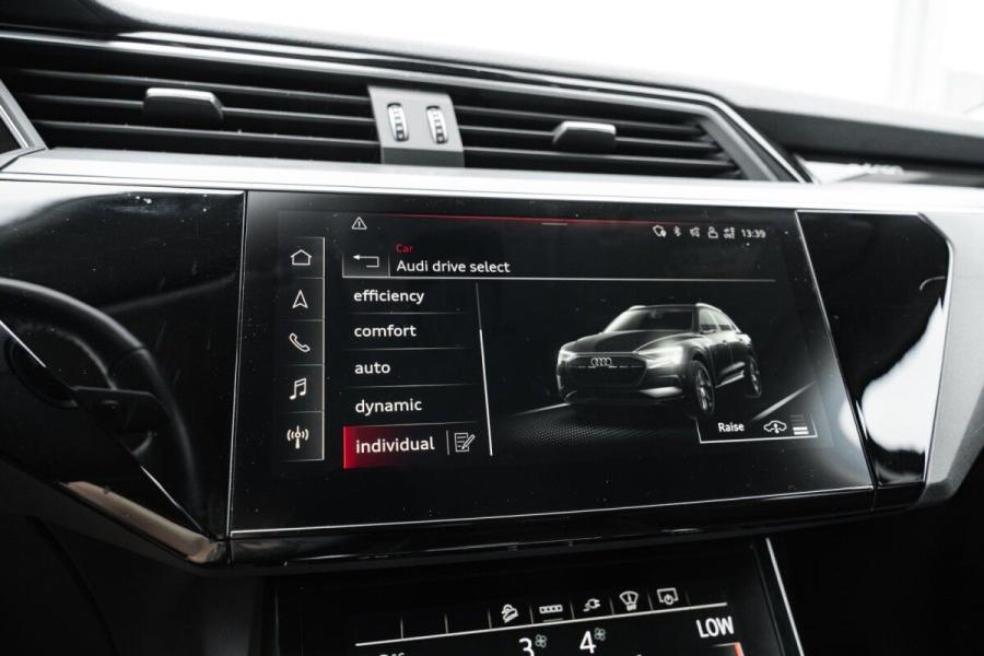 Melns Audi E-Tron 2022 Rīga, ar dzinēja tilpumu 0.00 L un nobraukumu 44 tūkst. km par 34950 €, foto 27 vietnē AUTOMOTO.COM.LV