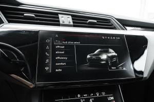Melns Audi E-Tron 2022 Rīga, ar dzinēja tilpumu 0.00 L un nobraukumu 44 tūkst. km par 34950 €, foto 28 vietnē AUTOMOTO.COM.LV