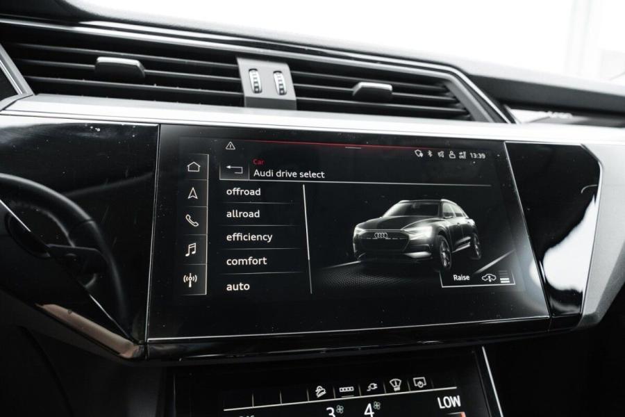 Melns Audi E-Tron 2022 Rīga, ar dzinēja tilpumu 0.00 L un nobraukumu 44 tūkst. km par 34950 €, foto 28 vietnē AUTOMOTO.COM.LV