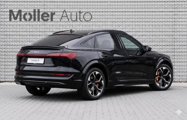 Черный Ауди E-Tron 2022 в Марупе, объемом двигателя 0.00 л и пробегом 99 тыс. км за 39900 €, фото 2 на AUTOMOTO.COM.LV