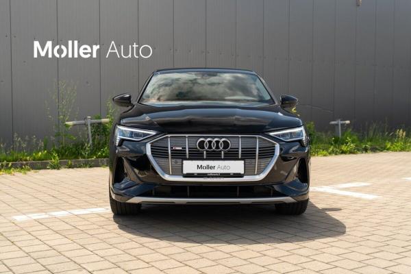 Black Audi E-Tron 2022 in Vilnius, with an engine capacity of 0.00 L and mileage of 28 thousand km for 29950 €, photo 4 on AUTOMOTO.COM.LV