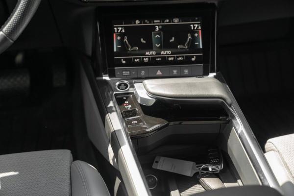 Black Audi E-Tron 2022 in Vilnius, with an engine capacity of 0.00 L and mileage of 28 thousand km for 29950 €, photo 10 on AUTOMOTO.COM.LV