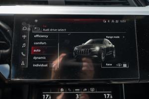 Черный Ауди E-Tron 2022 в Вильнюс, объемом двигателя 0.00 л и пробегом 28 тыс. км за 29950 €, фото 23 на AUTOMOTO.COM.LV