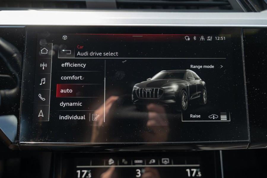 Черный Ауди E-Tron 2022 в Вильнюс, объемом двигателя 0.00 л и пробегом 28 тыс. км за 29950 €, фото 23 на AUTOMOTO.COM.LV
