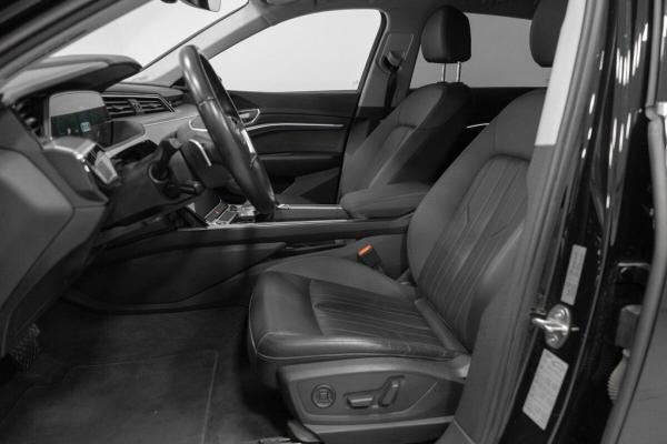 Black Audi E-Tron 2022 in Vilnius, with an engine capacity of 0.00 L and mileage of 62 thousand km for 29900 €, photo 5 on AUTOMOTO.COM.LV