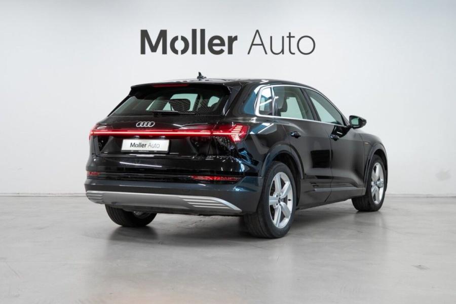 Black Audi E-Tron 2022 in Vilnius, with an engine capacity of 0.00 L and mileage of 57 thousand km for 29250 €, photo 8 on AUTOMOTO.COM.LV