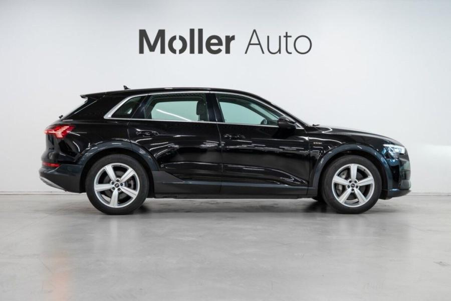 Black Audi E-Tron 2022 in Vilnius, with an engine capacity of 0.00 L and mileage of 57 thousand km for 29250 €, photo 9 on AUTOMOTO.COM.LV