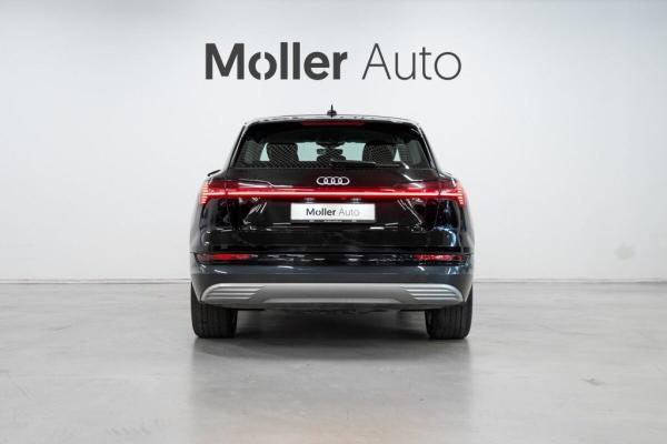Black Audi E-Tron 2022 in Vilnius, with an engine capacity of 0.00 L and mileage of 57 thousand km for 29250 €, photo 10 on AUTOMOTO.COM.LV