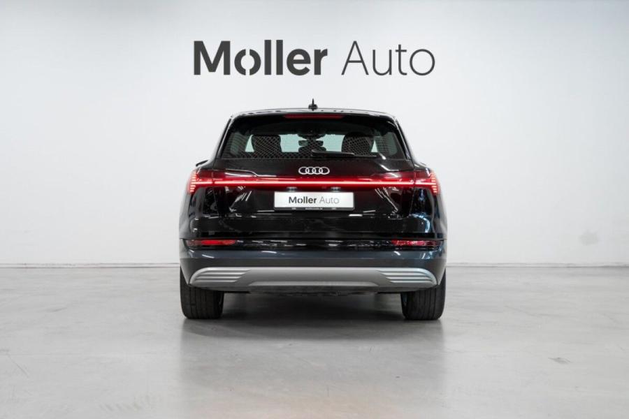 Black Audi E-Tron 2022 in Vilnius, with an engine capacity of 0.00 L and mileage of 57 thousand km for 29250 €, photo 11 on AUTOMOTO.COM.LV