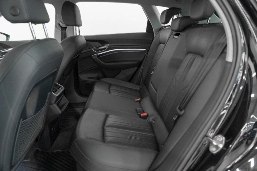 Black Audi E-Tron 2022 in Vilnius, with an engine capacity of 0.00 L and mileage of 57 thousand km for 29250 €, photo 24 on AUTOMOTO.COM.LV