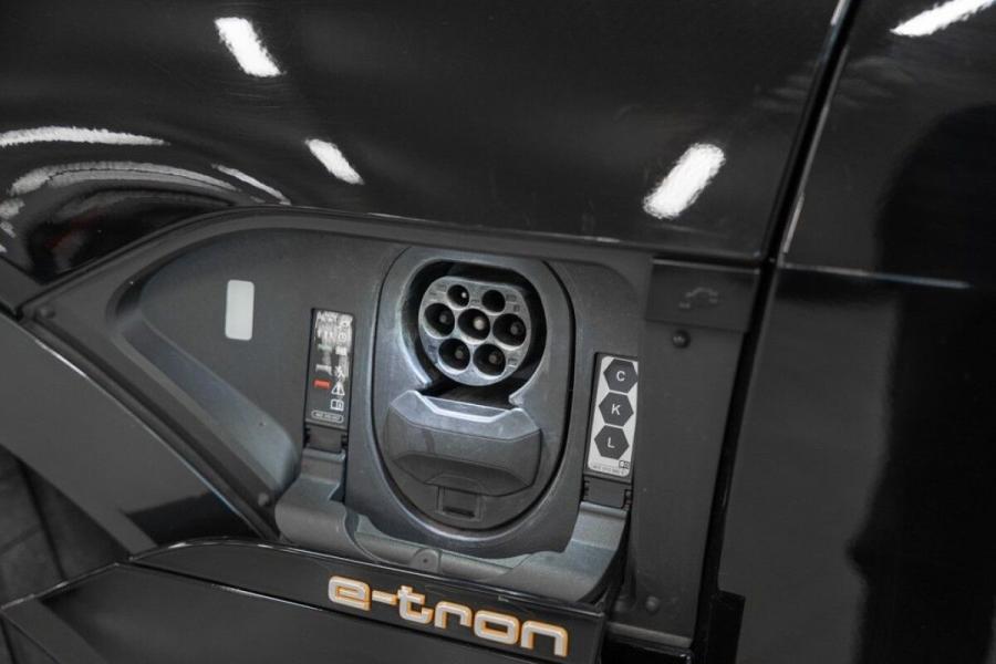 Black Audi E-Tron 2022 in Vilnius, with an engine capacity of 0.00 L and mileage of 57 thousand km for 29250 €, photo 27 on AUTOMOTO.COM.LV