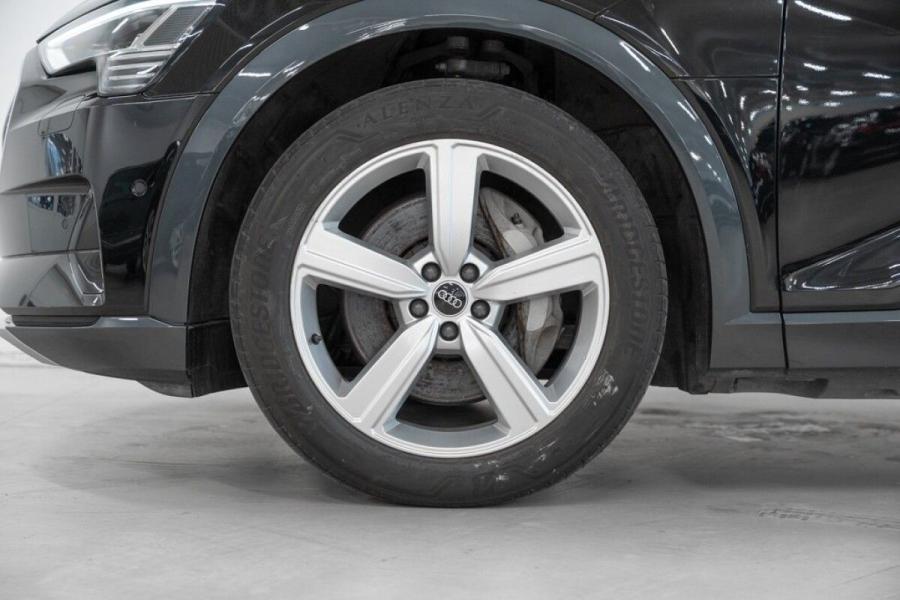 Black Audi E-Tron 2022 in Vilnius, with an engine capacity of 0.00 L and mileage of 57 thousand km for 29250 €, photo 28 on AUTOMOTO.COM.LV