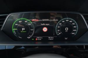 Черный Ауди E-Tron 2022 в Вильнюс, объемом двигателя 0.00 л и пробегом 76 тыс. км за 40650 €, фото 32 на AUTOMOTO.COM.LV