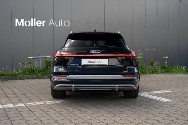 Black Audi E-Tron 2022 in Vilnius, with an engine capacity of 0.00 L and mileage of 76 thousand km for 40650 €, photo 7 on AUTOMOTO.COM.LV