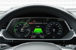 Black Audi E-Tron 2022 in Riga, with an engine capacity of 0.00 L and mileage of 74 thousand km for 35950 €, photo 14 on AUTOMOTO.COM.LV