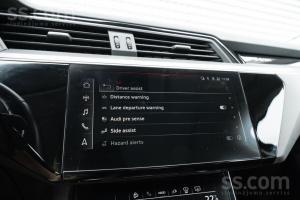 Black Audi E-Tron 2022 in Riga, with an engine capacity of 0.00 L and mileage of 74 thousand km for 35950 €, photo 22 on AUTOMOTO.COM.LV