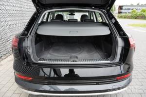 Black Audi E-Tron 2022 in Riga, with an engine capacity of 0.00 L and mileage of 74 thousand km for 35950 €, photo 29 on AUTOMOTO.COM.LV