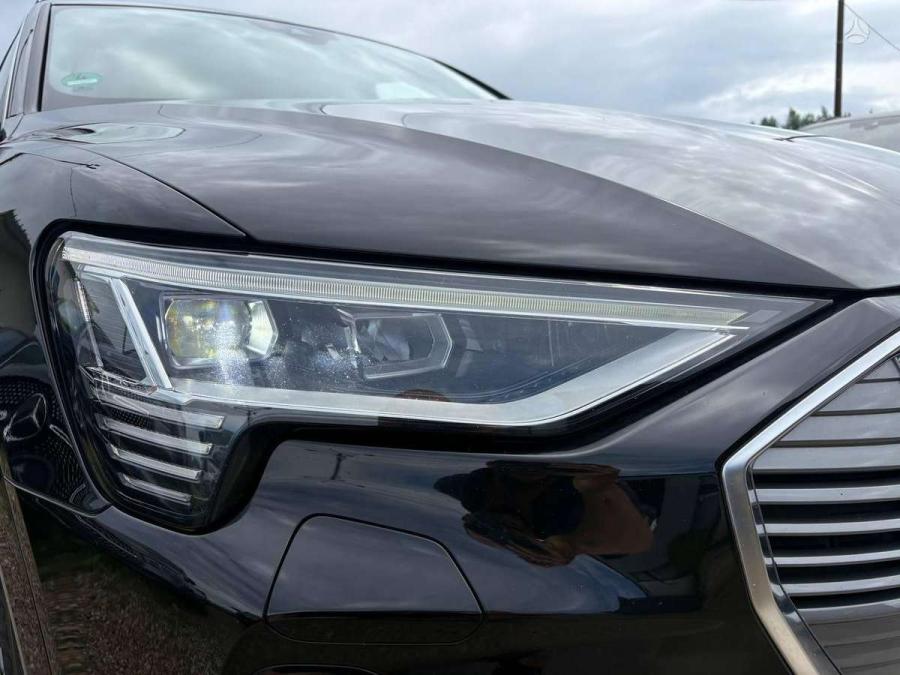 Melns Audi E-Tron 2022 Viļņa, ar dzinēja tilpumu 0.00 L un nobraukumu 77 tūkst. km par 32700 €, foto 4 vietnē AUTOMOTO.COM.LV