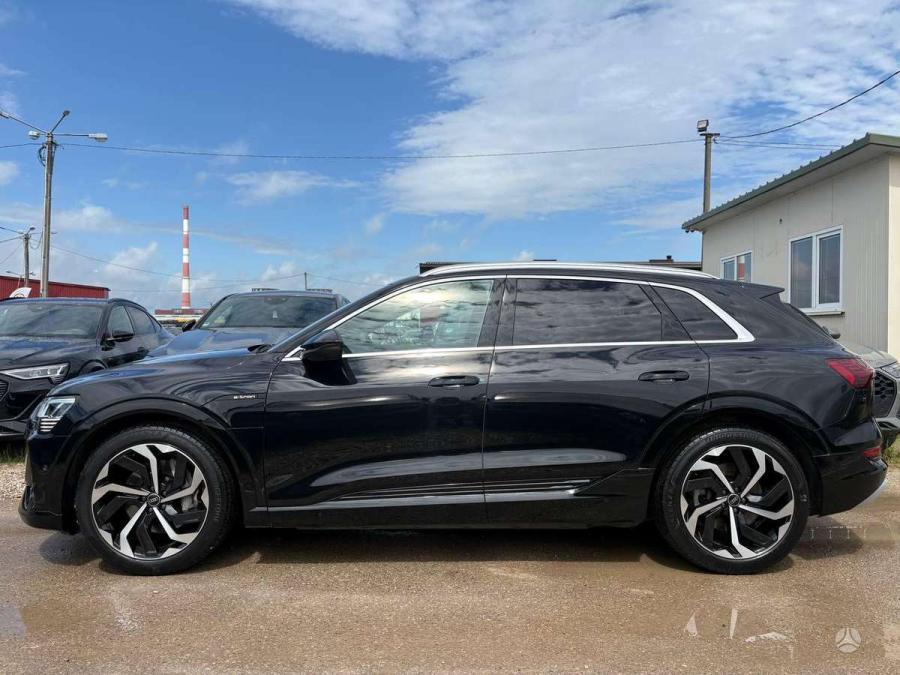 Melns Audi E-Tron 2022 Viļņa, ar dzinēja tilpumu 0.00 L un nobraukumu 77 tūkst. km par 32700 €, foto 7 vietnē AUTOMOTO.COM.LV