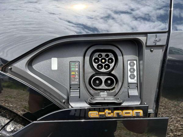 Черный Ауди E-Tron 2022 в Вильнюс, объемом двигателя 0.00 л и пробегом 77 тыс. км за 32700 €, фото 10 на AUTOMOTO.COM.LV