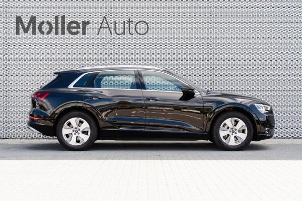 Black Audi E-Tron 2022 in Marupe, with an engine capacity of 0.00 L and mileage of 26 thousand km for 36000 €, photo 5 on AUTOMOTO.COM.LV
