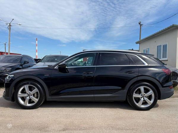 Black Audi E-Tron 2022 in Vilnius, with an engine capacity of 0.00 L and mileage of 53 thousand km for 31300 €, photo 7 on AUTOMOTO.COM.LV