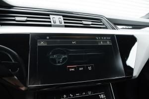 Черный Ауди E-Tron 2022 в Марупе, объемом двигателя 0.00 л и пробегом 18 тыс. км за 47200 €, фото 20 на AUTOMOTO.COM.LV