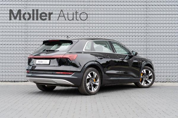 Melns Audi E-Tron 2022 Mārupe, ar dzinēja tilpumu 0.00 L un nobraukumu 74 tūkst. km par 35950 €, foto 4 vietnē AUTOMOTO.COM.LV