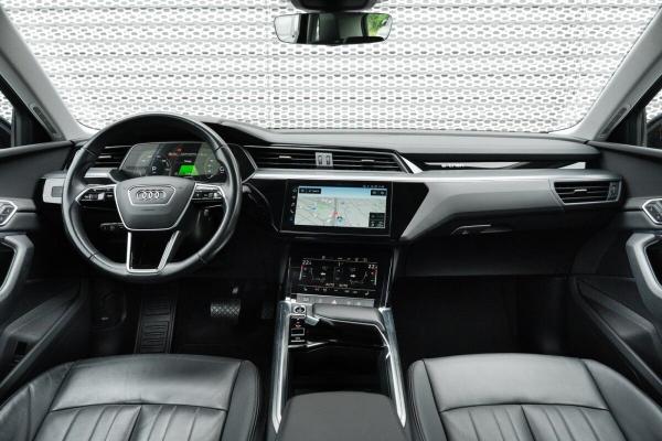 Melns Audi E-Tron 2022 Mārupe, ar dzinēja tilpumu 0.00 L un nobraukumu 74 tūkst. km par 35950 €, foto 6 vietnē AUTOMOTO.COM.LV