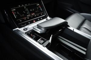 Melns Audi E-Tron 2022 Mārupe, ar dzinēja tilpumu 0.00 L un nobraukumu 50 tūkst. km par 46100 €, foto 34 vietnē AUTOMOTO.COM.LV