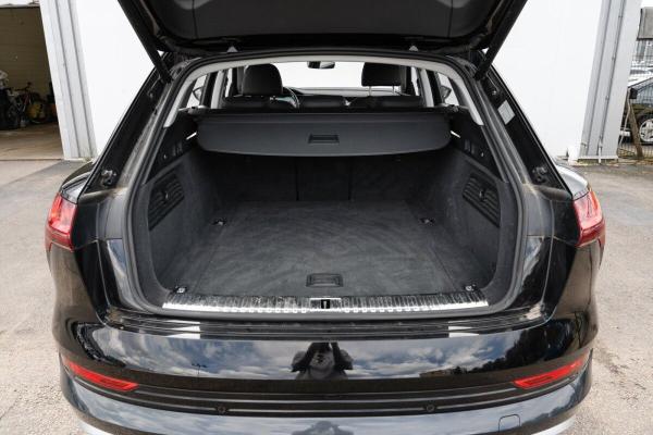 Melns Audi E-Tron 2022 Rīga, ar dzinēja tilpumu 0.00 L un nobraukumu 43 tūkst. km par 35950 €, foto 1 vietnē AUTOMOTO.COM.LV
