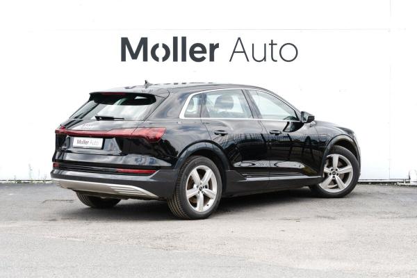 Melns Audi E-Tron 2022 Rīga, ar dzinēja tilpumu 0.00 L un nobraukumu 43 tūkst. km par 35950 €, foto 4 vietnē AUTOMOTO.COM.LV