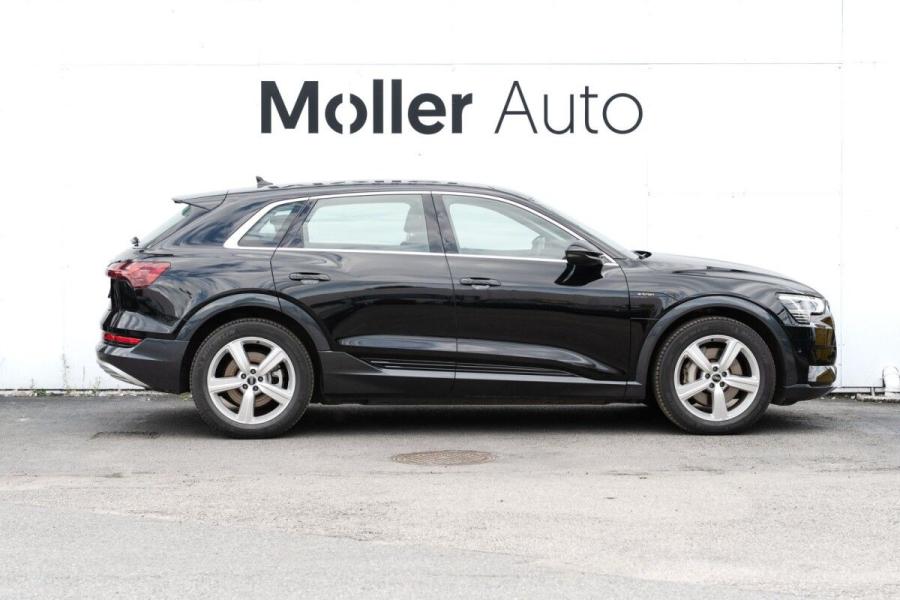 Black Audi E-Tron 2022 in Riga, with an engine capacity of 0.00 L and mileage of 43 thousand km for 35950 €, photo 6 on AUTOMOTO.COM.LV
