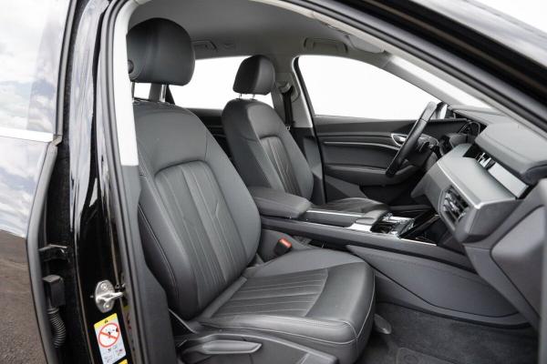 Melns Audi E-Tron 2022 Rīga, ar dzinēja tilpumu 0.00 L un nobraukumu 43 tūkst. km par 35950 €, foto 9 vietnē AUTOMOTO.COM.LV