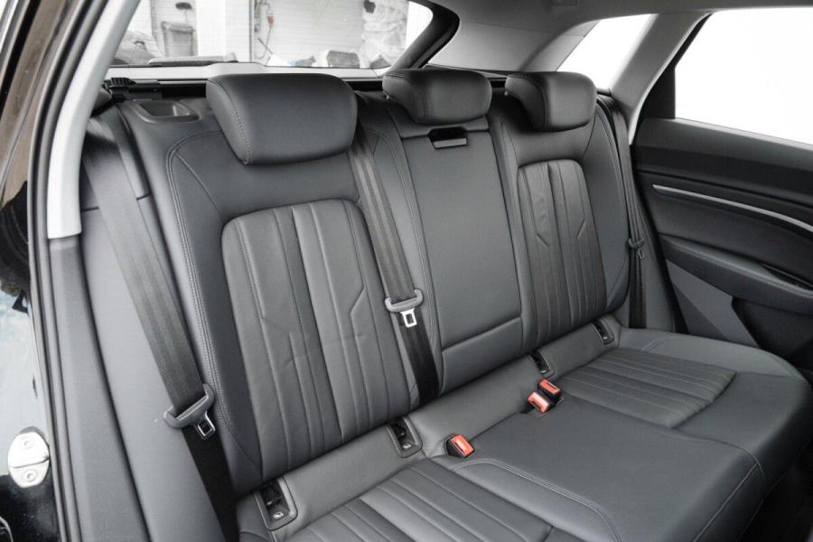 Black Audi E-Tron 2022 in Riga, with an engine capacity of 0.00 L and mileage of 43 thousand km for 35950 €, photo 11 on AUTOMOTO.COM.LV