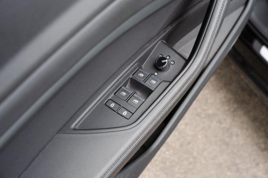 Black Audi E-Tron 2022 in Riga, with an engine capacity of 0.00 L and mileage of 43 thousand km for 35950 €, photo 12 on AUTOMOTO.COM.LV