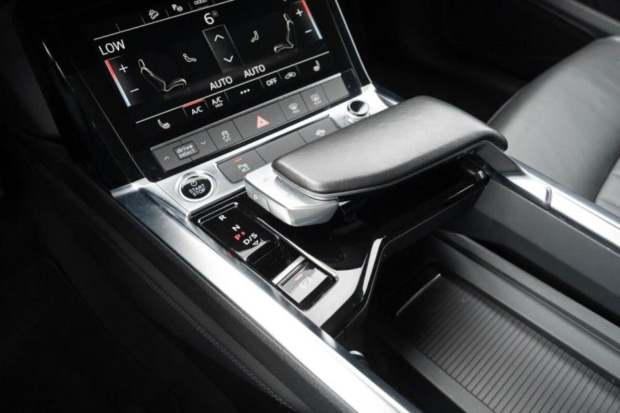 Black Audi E-Tron 2022 in Riga, with an engine capacity of 0.00 L and mileage of 43 thousand km for 35950 €, photo 18 on AUTOMOTO.COM.LV