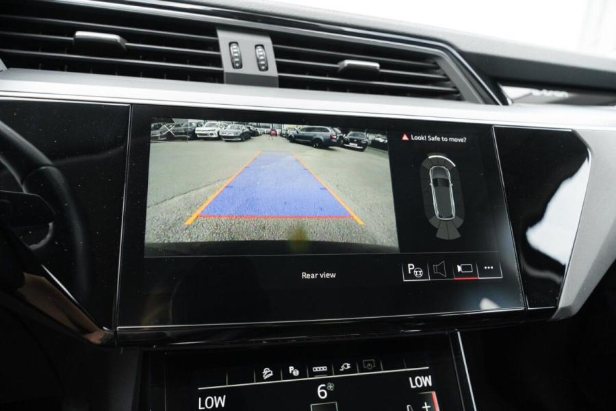 Black Audi E-Tron 2022 in Riga, with an engine capacity of 0.00 L and mileage of 43 thousand km for 35950 €, photo 20 on AUTOMOTO.COM.LV