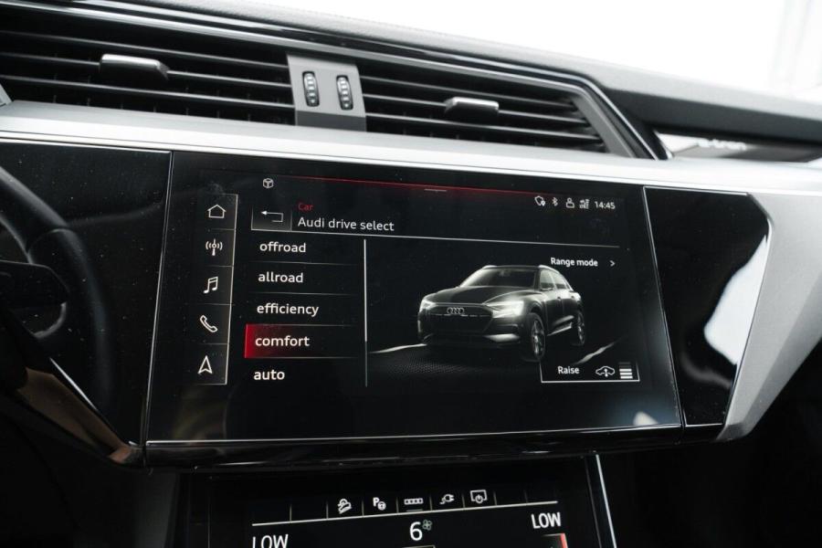 Black Audi E-Tron 2022 in Riga, with an engine capacity of 0.00 L and mileage of 43 thousand km for 35950 €, photo 25 on AUTOMOTO.COM.LV