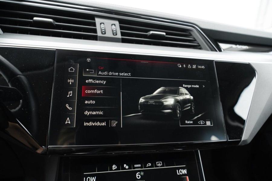 Black Audi E-Tron 2022 in Riga, with an engine capacity of 0.00 L and mileage of 43 thousand km for 35950 €, photo 26 on AUTOMOTO.COM.LV