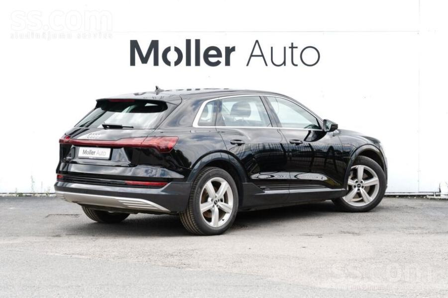 Black Audi E-Tron 2022 in Riga, with an engine capacity of 0.00 L and mileage of 43 thousand km for 35950 €, photo 4 on AUTOMOTO.COM.LV