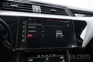 Black Audi E-Tron 2022 in Riga, with an engine capacity of 0.00 L and mileage of 43 thousand km for 35950 €, photo 26 on AUTOMOTO.COM.LV