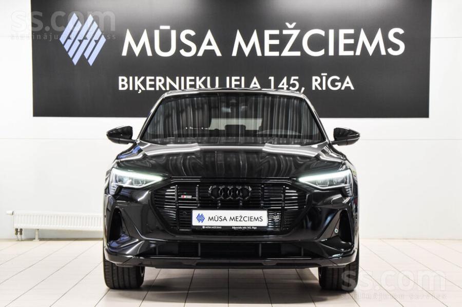Black Audi E-Tron 2022 in Riga, with an engine capacity of 0.00 L and mileage of 82 thousand km for 35590 €, photo 3 on AUTOMOTO.COM.LV