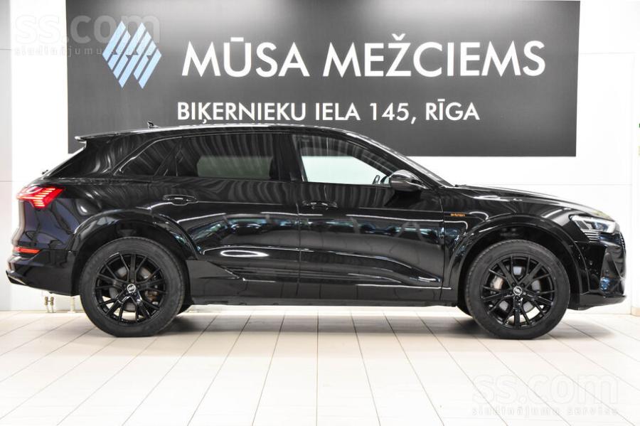 Black Audi E-Tron 2022 in Riga, with an engine capacity of 0.00 L and mileage of 82 thousand km for 35590 €, photo 5 on AUTOMOTO.COM.LV